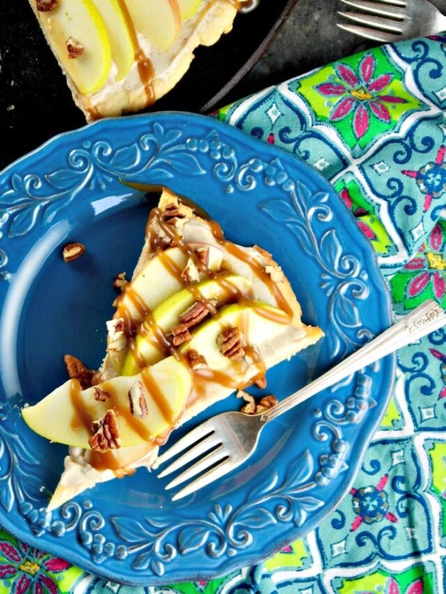 CARAMEL APPLE DESSERT PIZZA STORY • The Foodie Affair